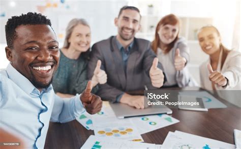 엄지 손가락 팀 성공 및 사무실 직원 팀의 다양성 행복과 팀워크의 동기 부여 감사합니다 우승자 및 예 비즈니스 근로자의 손