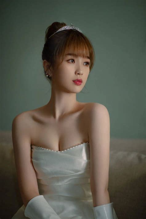 虞书欣这个在逃公主也太性感了！穿抹胸公主裙，窈窕曲线抢镜 搜狐大视野 搜狐新闻