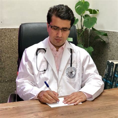 درباره ما دکتر حسن نیرومند جراح و فوق تخصص اورولوژی، اوروانکولوژی و