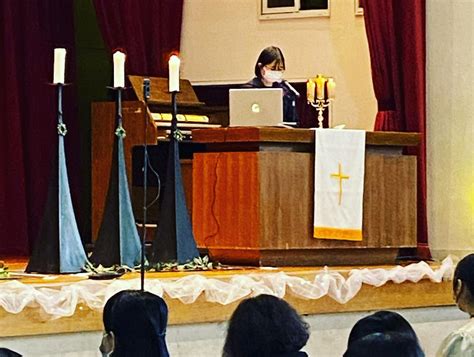 山梨英和クリスマス礼拝 高校3年生による「証し」が始まりました。洗礼をうけた生徒が信仰について語ります。 クリスマス礼拝 証し キリスト教学校 女子校 国際教育 山梨英和