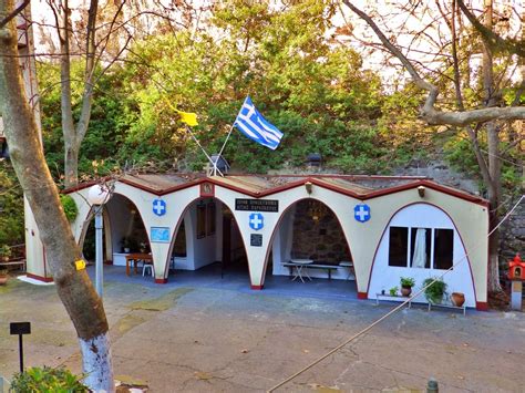 Καθηλώνει με το κρυφό προσκύνημά της Η εκπληκτική Αγία Παρασκευή στην Κοιλάδα των Τεμπών που