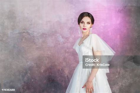 회색 질감 배경 스튜디오에서 웨딩 드레스에 아름 답 고 세련 된 신부 갈색 머리에 대한 스톡 사진 및 기타 이미지 갈색 머리 결혼식 날기 Istock