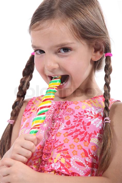 kleines Mädchen mit Zöpfen lutscht Lolli Stock Bild Colourbox