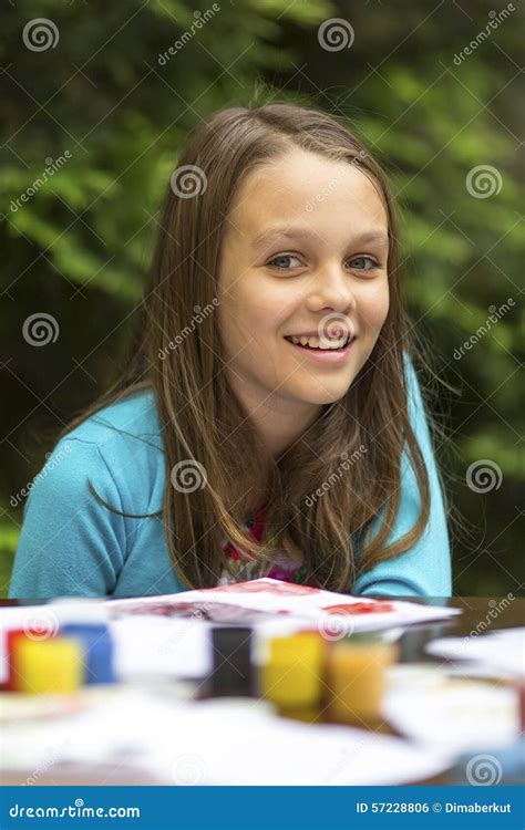 Retrato Da Menina Durante Pinturas Da Pintura Arte Foto De Stock Imagem De Feliz Felicidade
