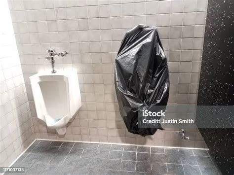 검은 색 플라스틱으로 덮여 화장실이나 화장실에서 소변기 가리기에 대한 스톡 사진 및 기타 이미지 가리기 고장 공공건물 Istock