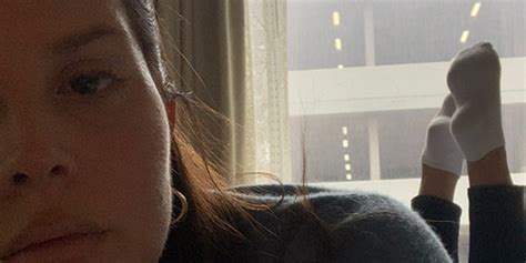 Lana Del Rey Kicks Up Her Feet In A Cute Selfie Lana Del Rey Just