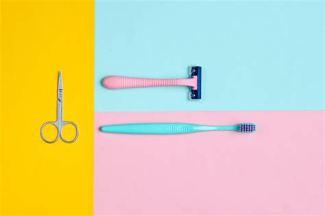 미니멀 한 개인 관리 뷰티 컨셉 플라스틱 면도기 칫솔 색깔배경에 손톱 가위 맨 위 보기 0명에 대한 스톡 사진 및 기타 이미지 Istock