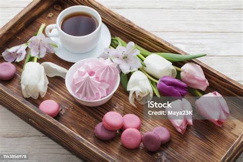 튤립과 커피 한잔 흰색 바탕에 디저트와 함께 개념 여자 또는 어머니의 날 평면도 마카롱에 대한 스톡 사진 및 기타 이미지 마카롱 가정 생활 개념 Istock