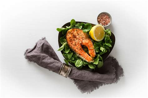 레몬 향신료와 그린 샐러드와 구운된 연어 스테이크 신선한 생선 요리 레스토랑 메뉴입니다 밝은 배경 건강한 식생활에 대한 스톡 사진 및 기타 이미지 Istock