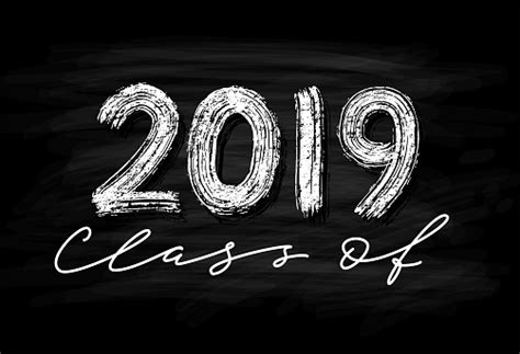 2018의 클래스입니다 손으로 그린 브러쉬 레터링 눈금 로고입니다 졸업 디자인 파티를 위한 템플릿입니다 분필 효과 2018년에