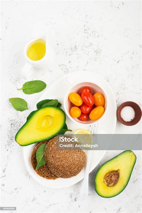 채식 샌드위치 체리 토마토와 아보카도 건강 한 아침 식사 간식 최고의 볼 수 있습니다 공간 복사 0명에 대한 스톡 사진 및 기타 이미지 Istock
