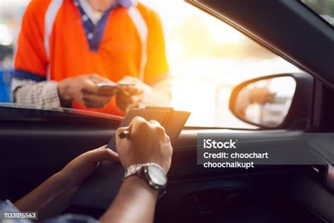 오래 된 차의 슬립 신용 카드 오프닝 연료 탱크에 쓰는 남자 역에 대한 스톡 사진 및 기타 이미지 역 기체 물리 구조 차