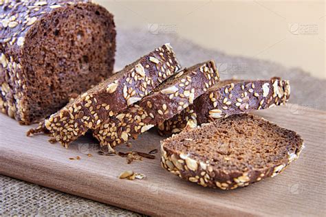 黑麦切片面包，上面有整个葵花籽，亚麻籽和燕麦片。