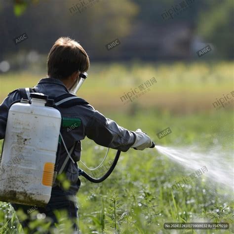 Ai创作图洒农药 农药喷施 喷洒农药 喷除草剂 农药喷洒 农药喷洒作业 打农药 喷洒药剂 农田消毒 撒农药 园林喷洒农药 农药打药 喷洒药