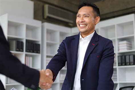 직장 협력에서 악수하는 비즈니스 파트너 및 동료 면접 때 사무실에서 임원들과 악수하는 구직자 남자에 대한 스톡 사진 및 기타 이미지 Istock