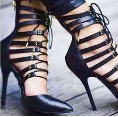 از نگاه کردن به پا و کفش مجلسی پاشنه بلند هیچ وقت سیر نمیشم نظر شما چیه