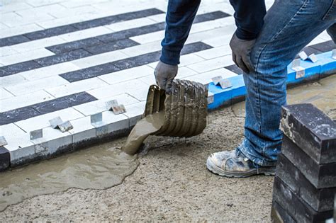 포장 공사 보도에 콘크리트 포장 블록의 설치 작업자는 미리 준비된 표면에 콘크리트 박격포를 붓습니다 거리에 대한 스톡 사진 및 기타 이미지 Istock