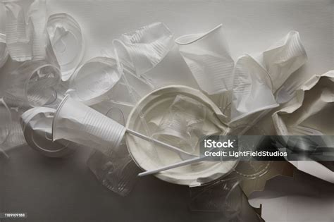 그림자와 흰색 배경에 구겨진 플라스틱 컵 접시 와 판지 용기의 상단보기 0명에 대한 스톡 사진 및 기타 이미지 0명 구겨진 그림자 Istock