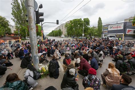 Стотици граждани се събраха на столичния булевард Сливница в знак на протест заради