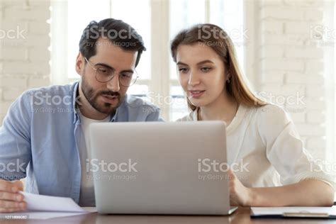 함께 노트북에서 작업하는 동료 화면을 보고 프로젝트 토론 남성에 대한 스톡 사진 및 기타 이미지 남성 20 24세 2명 Istock