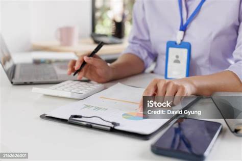 비즈니스 데이터 회계 문서 및 사무실에서 노트북 컴퓨터를 계산하기 위해 계산기에서 작업하는 비즈니스 여성 또는 회계사 손 펜을 들고 클로즈업 비즈니스 개념 가계에 대한 스톡