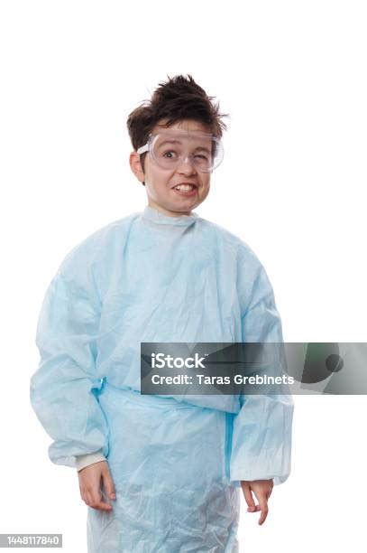 흰색 배경에 감정적인 초상화 충격을 받은 십대 괴상한 남학생 실험실 코트와 고글을 쓴 젊은 화학자 과학자 보호안경 보호용 작업복에 대한 스톡 사진 및 기타 이미지 Istock