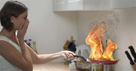 Як прибрати в квартирі запах гару