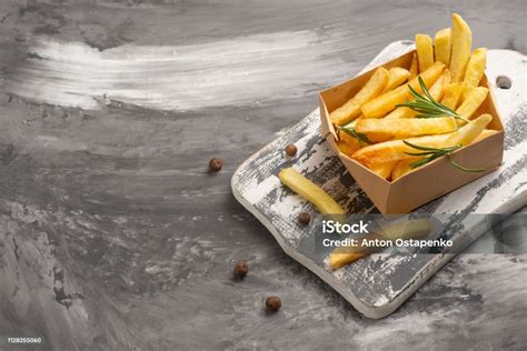 프랑스는 어두운 배경에 로즈마리와 감자 튀김 맛 있는 하 고 유해한 음식 0명에 대한 스톡 사진 및 기타 이미지 0명 감자 요리 건강에 좋지 않은 음식 Istock