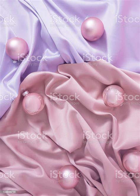 분홍색과 라일락 새틴 배경에 파스텔 핑크 크리스마스 공 크리스마스 벽지 또는 카드 또는 배너에 대 한 수직 구성입니다 미니멀하고 우아한 디자인 0명에 대한 스톡 사진 및