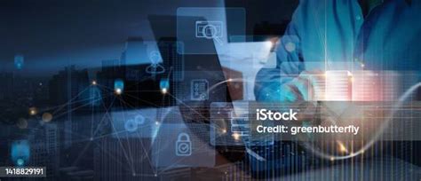 Erp 문서 관리 개념 가상 화면과 도시 노출 배경에 아이콘이있는 스마트 폰 및 랩톱 컴퓨터로 작업하는 사업가 Brand Name Smart Phone에 대한 스톡 사진 및