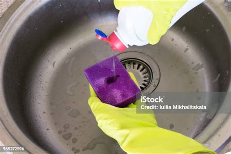 노란색 고무 장갑에 여자는 스폰지 배경에 싱크대에 세척 솔루션을 따른다 가사 집안일에 대한 스톡 사진 및 기타 이미지 가사 집안일 가정 생활 가정 주방 Istock