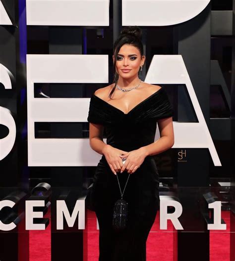 أسماء جلال تتألق بأجمل فساتين السهرة للصيف لإطلالة مثالية مجلة هي