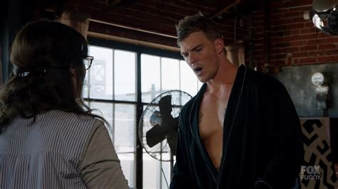Auscaps Alan Ritchson Shirtless In New Girl 4 04 Micro