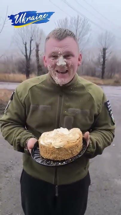 Привітали кухаря Андрія з днем народження тортиком і подарунком