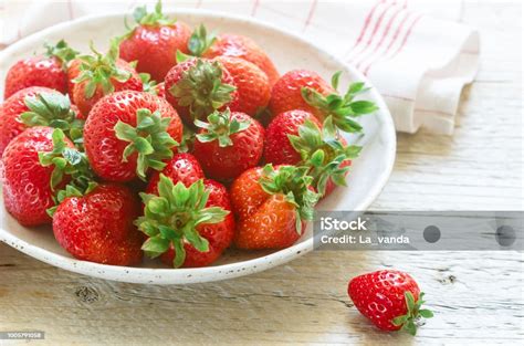 나무 테이블에 흰 접시에 신선한 익은 유기농 딸기 여름 베리입니다 소박한 스타일 0명에 대한 스톡 사진 및 기타 이미지 0명