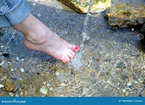 Piedi Nudi Femminili Sotto Dellacqua Il Primo Piano Rinning Allaperto