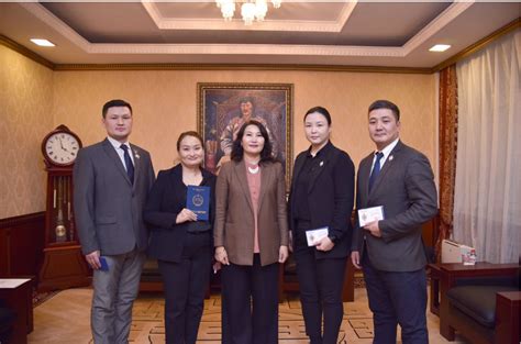 Улсын дээд шүүхийн албан хаагчдад шагнал гардууллаа E Mn