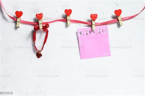 발렌타인 데이 컨셉 빨간 하트와 옷핀 흰색 배경입니다 맨 위 보기 텍스트를 위한 공간 0명에 대한 스톡 사진 및 기타 이미지 Istock