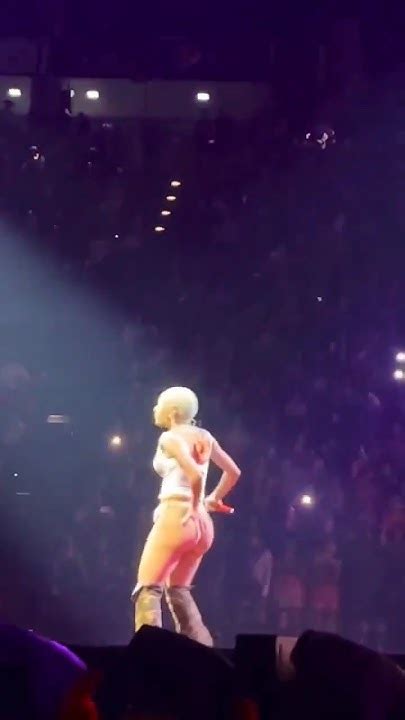 Doja Cat Shows Off Her Crazy Bubble Butt 🍑 In Live Concert Music Pop
