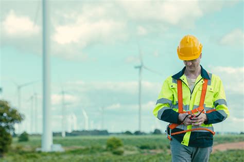 백인 엔지니어 기술자 남성 노동자 일하는 서비스 유지 보수 풍력 터빈 풍력 터빈 발전기 농장 필드 야외 35 39세에 대한 스톡 사진 및 기타 이미지 Istock