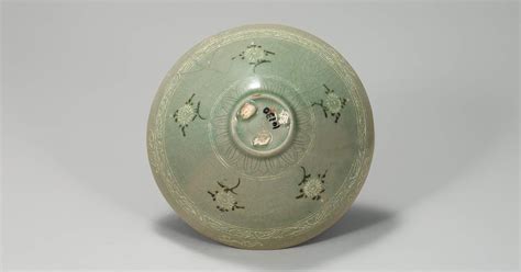 청자상감국화당초문대접 靑磁象嵌菊花唐草文 고려 높이 6 2cm 입지름 16 8cm 국보 제115호 국립중앙박물관