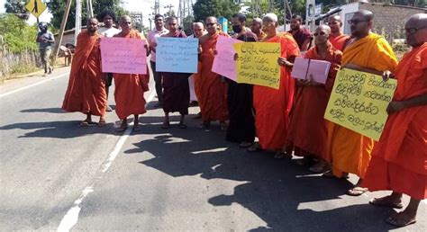 මහා සංඝරත්නය නැගෙනහිර ආණ්ඩුකාරවරයට එරෙහිව පාරට බසිති Lankadeepa Online