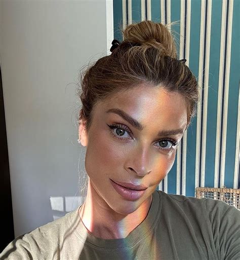 Grazi Massafera Abre álbum De Selfies E Encanta Musa