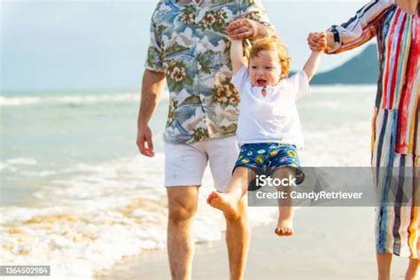 작은 아기 아들과 백인 가족 부모 손을 잡고 열대 해변에서 함께 산책 태양 하늘에 대한 스톡 사진 및 기타 이미지 태양 하늘