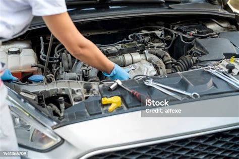 젊은 전문 여성 정비사가 자동차 수리점에서 자동차 후드 아래에서 검사합니다 검사 보기에 대한 스톡 사진 및 기타 이미지 검사 보기 공학 기계 부분 Istock