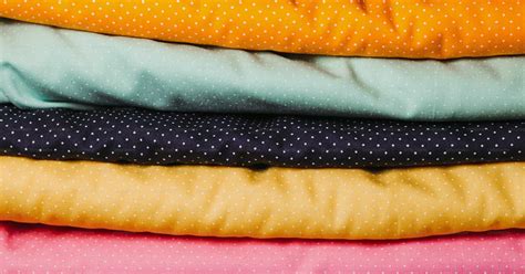 서로 겹쳐져 있는 다양한 색상의 천 더미 사진 Unsplash의 직물 이미지