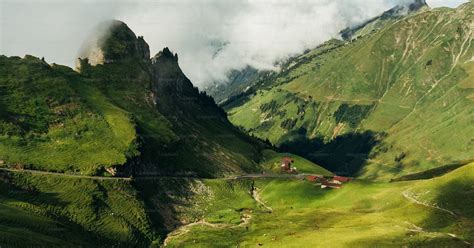 무성한 푸른 잔디로 덮인 무성한 녹색 언덕 사진 Unsplash의 스위스 이미지