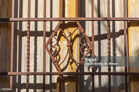 몬탈바노 엘리코나의 중세 언덕 마을에 있는 셔터 창문 위에 녹슨 철제 막대기 0명에 대한 스톡 사진 및 기타 이미지 Istock