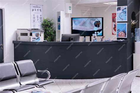 시설 로비에 대기실이 있는 병원 리셉션 진료 예약이 있는 환자를 위해 사용되는 등록 카운터 건강 진단을 위한 빈 리셉션 데스크 프리미엄 사진