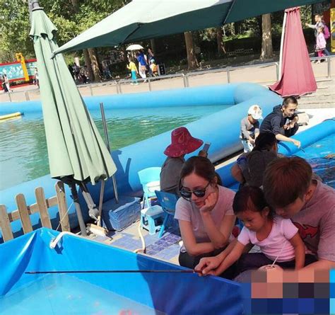 李小璐賈乃亮帶著甜馨外出遊玩，可最後還是被甜馨的表情萌到了！ 每日頭條